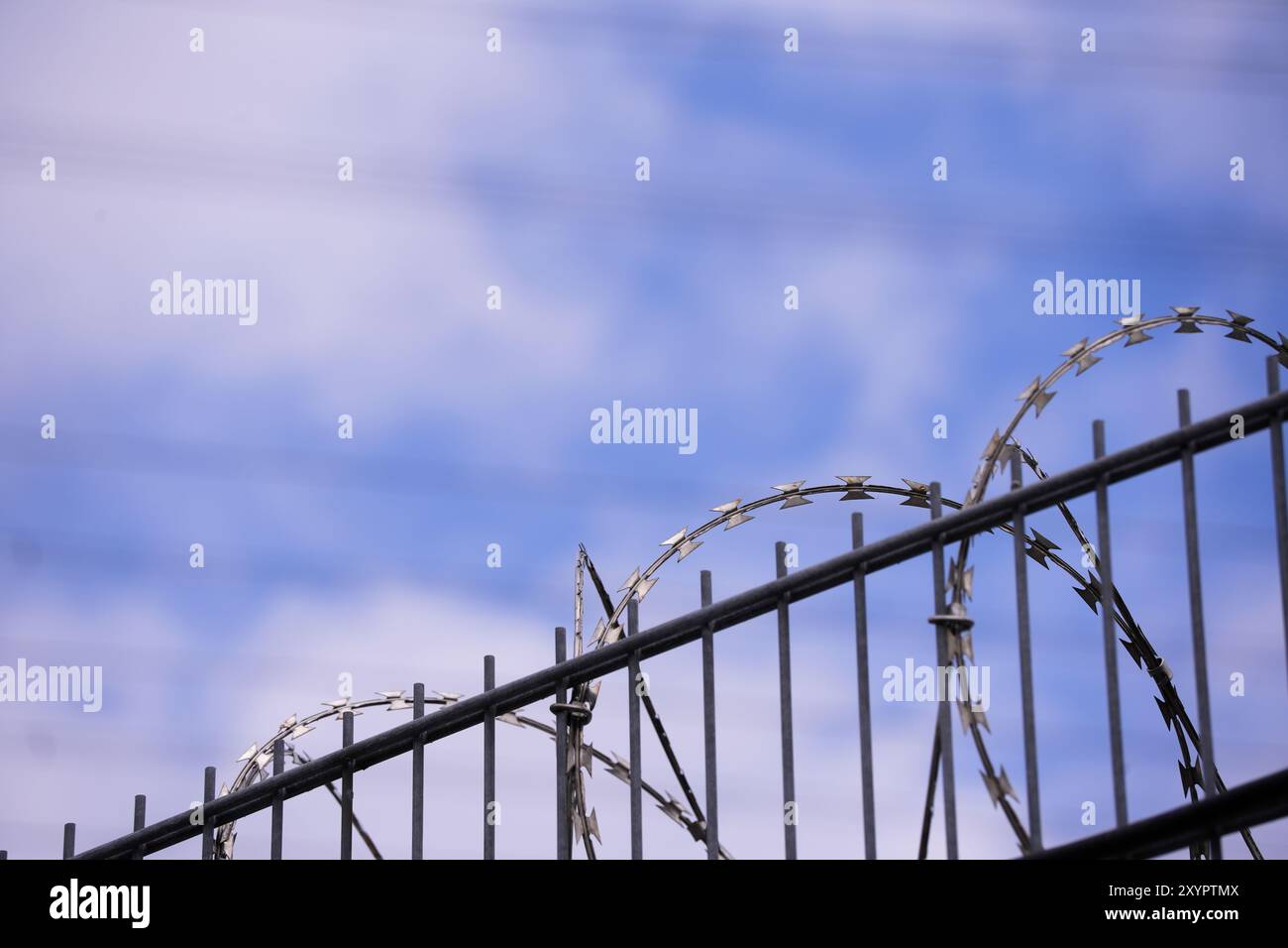 Wire defense hi-res stock photography and images - Alamy
