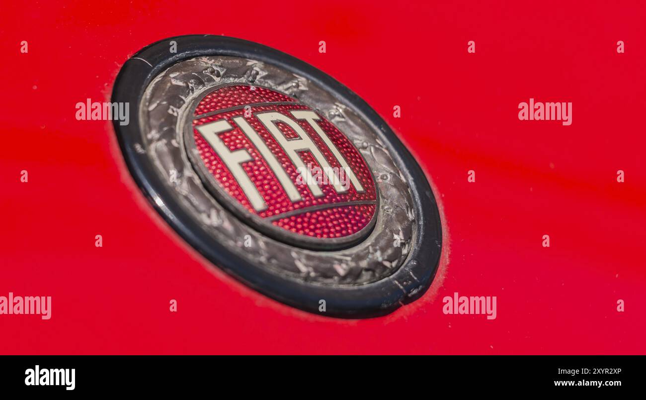 Fiat logo hi-res stock photography and images - Alamy