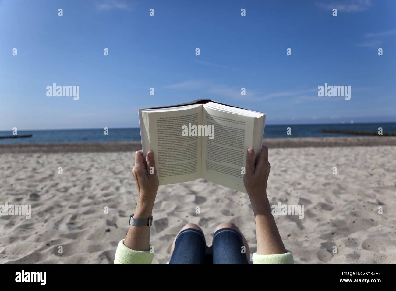 Two women reading beach hi-res stock photography and images - Alamy