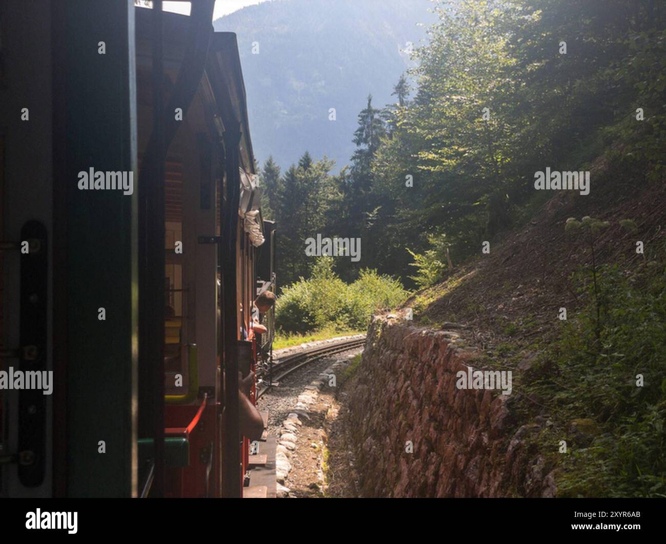 Schon seit 1889 arbeitet sich die Achenseebahn beharrlich von Jenbach ...