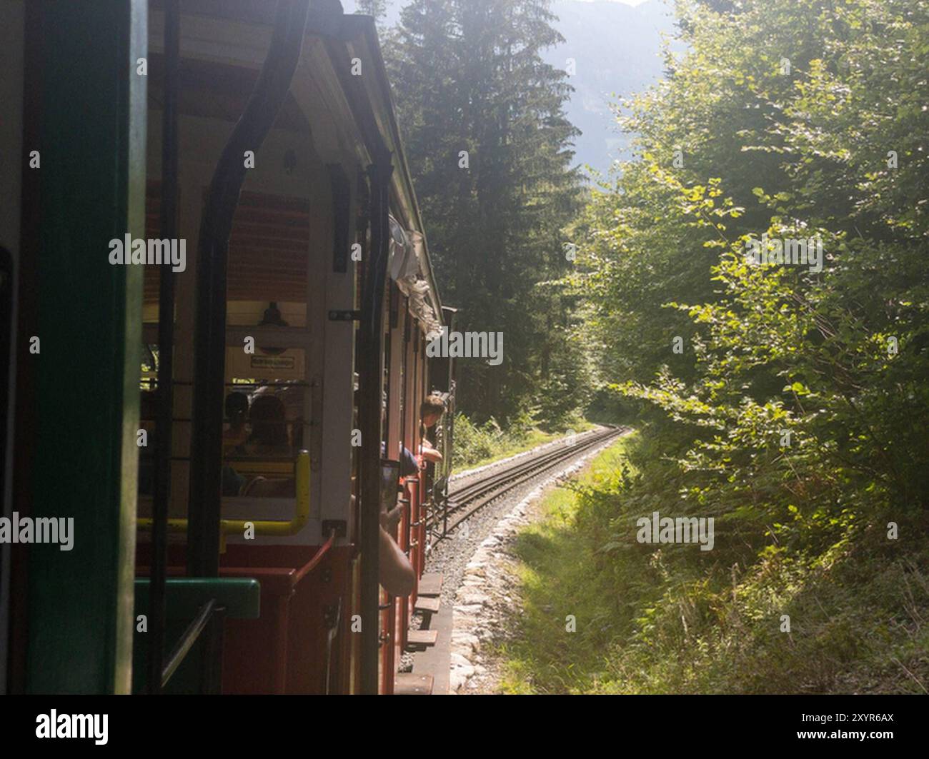 Schon seit 1889 arbeitet sich die Achenseebahn beharrlich von Jenbach ...
