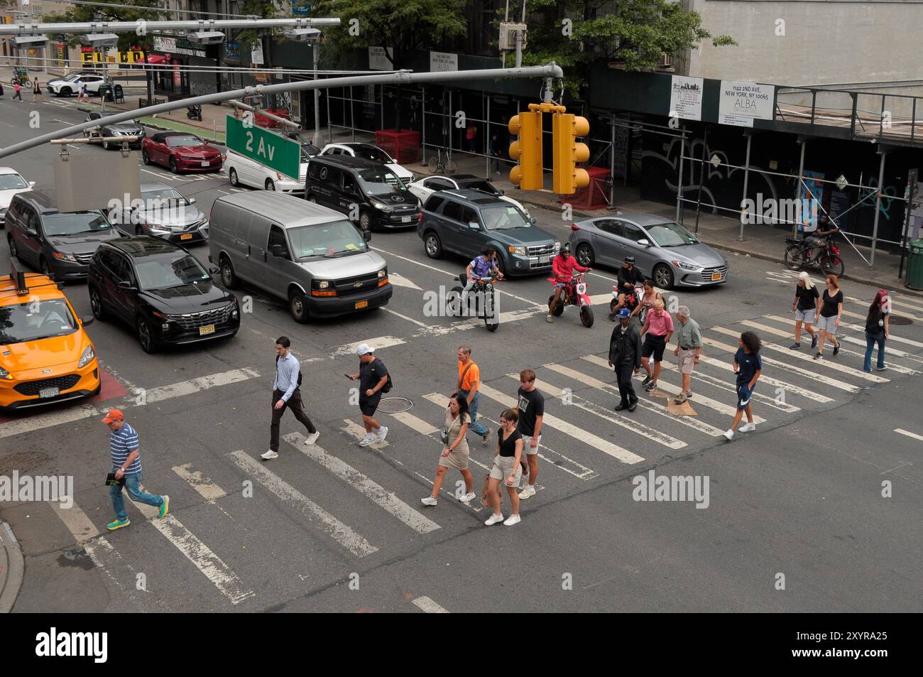 People cross the street in Manhattan, New York City Stock Photo - Alamy