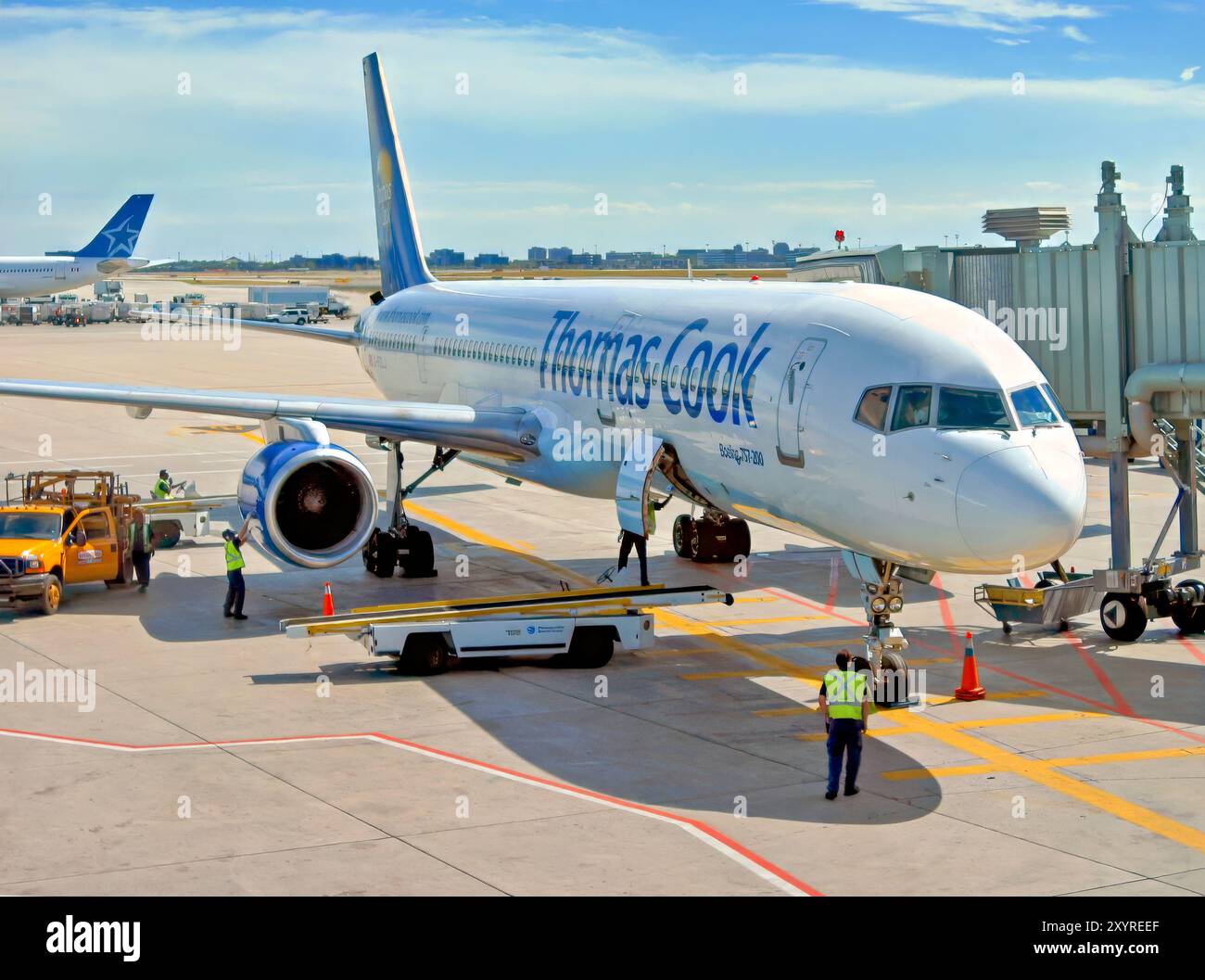 Boeing 757 200 cockpit hi-res stock photography and images - Alamy