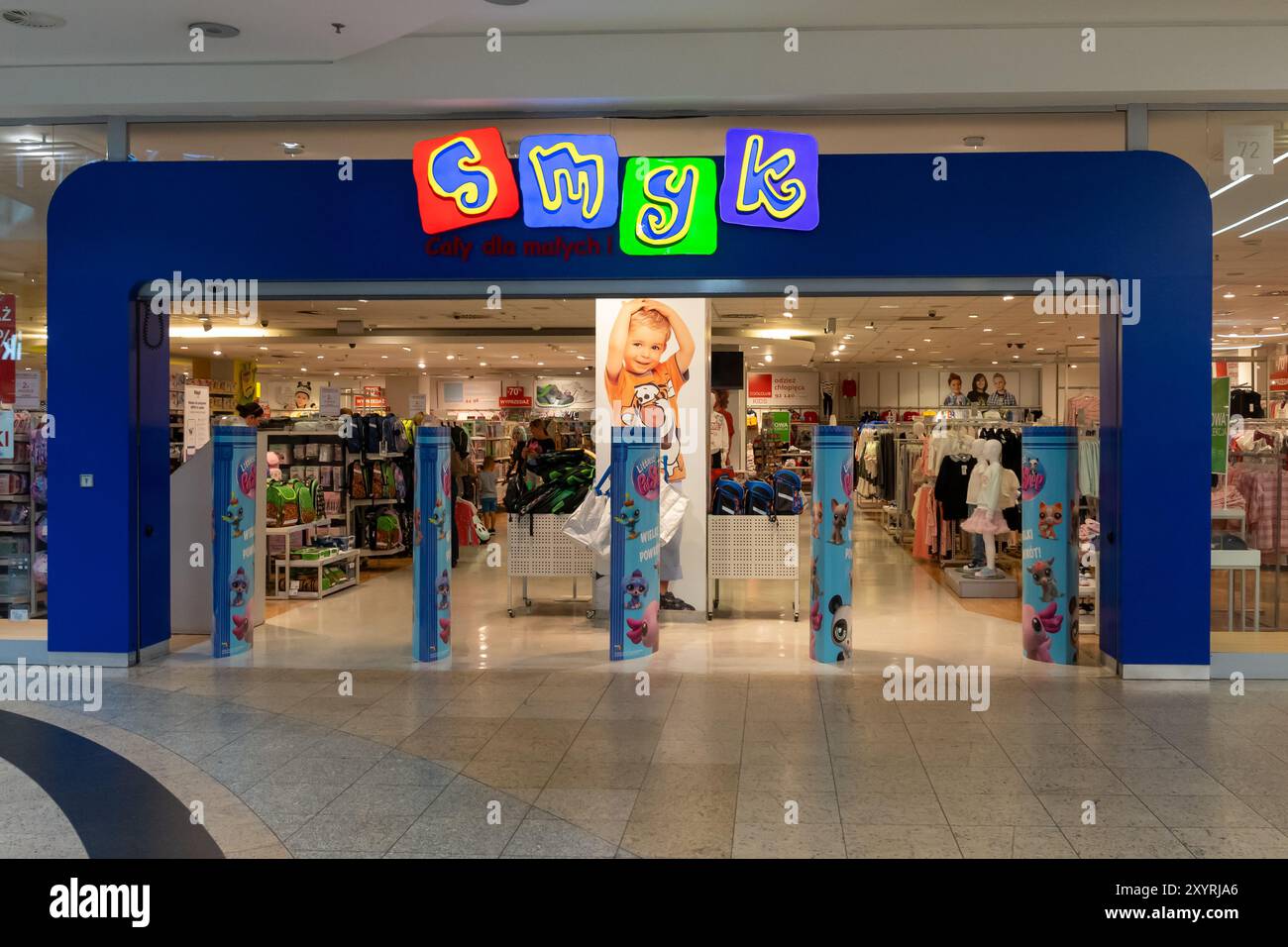 People in front of shop poland hi-res stock photography and images - Alamy