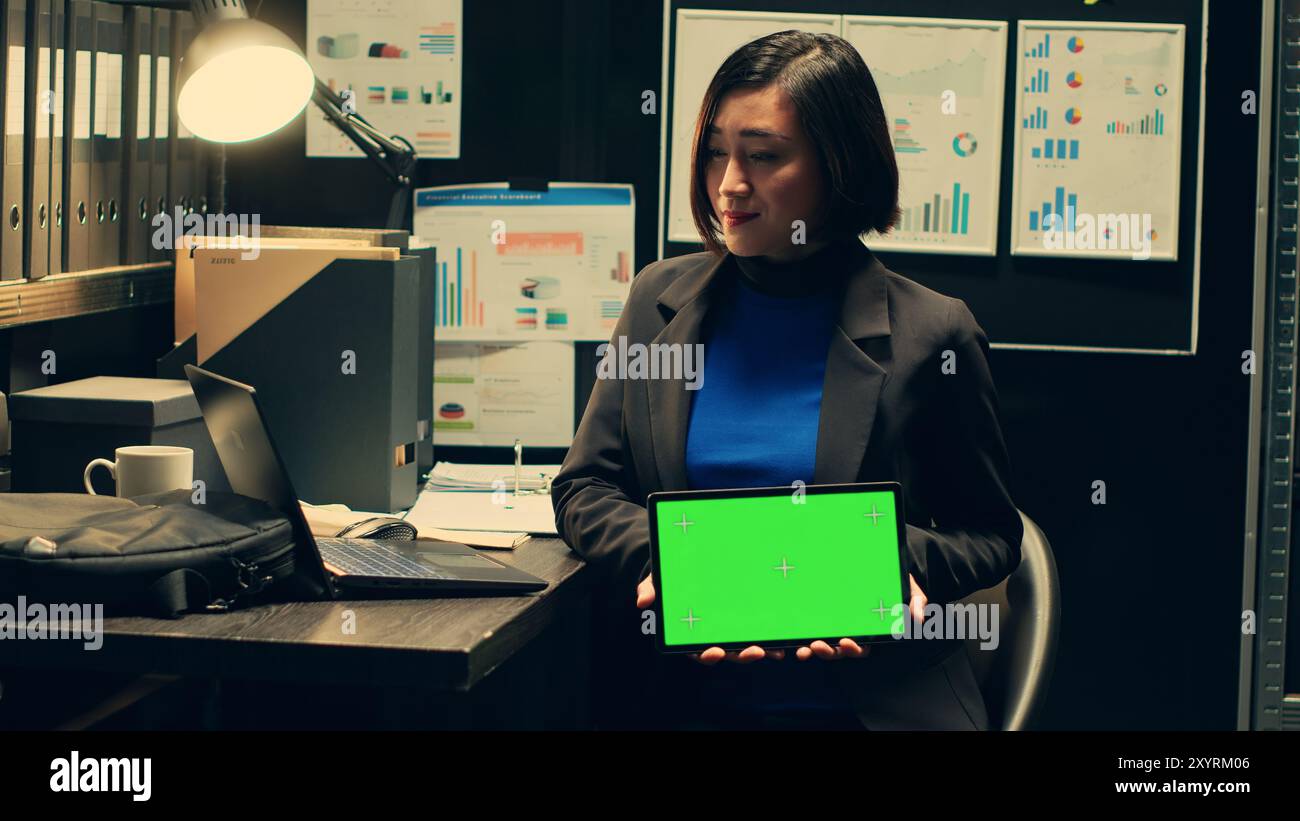 Detective working in incident room hi-res stock photography and images ...