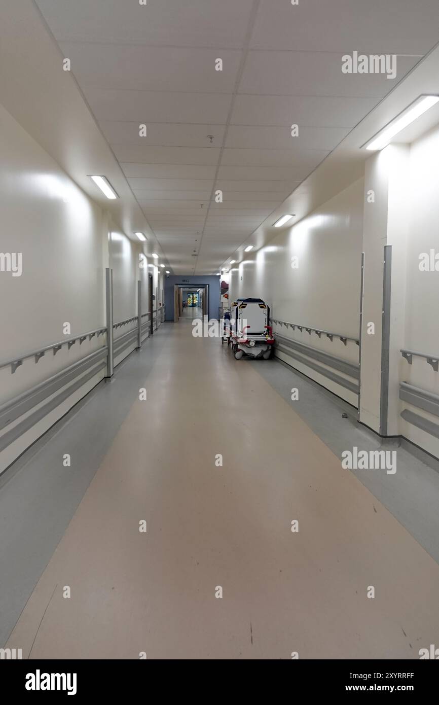 Acute receiving corridor in QEUH Glasgow Stock Photo - Alamy