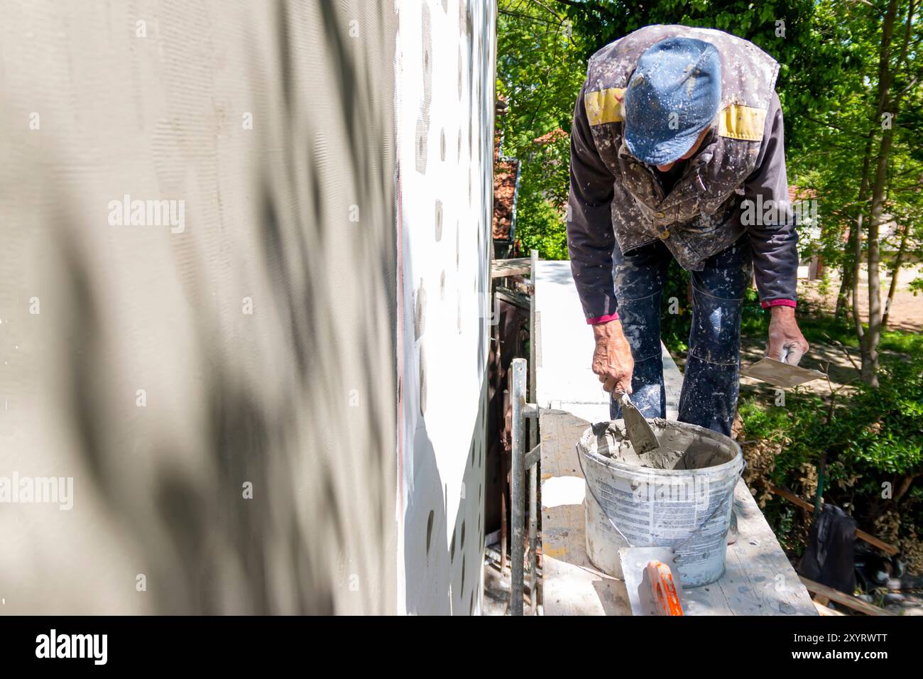 Installation of reinforcing mesh on a facade. Repair of the facade of ...