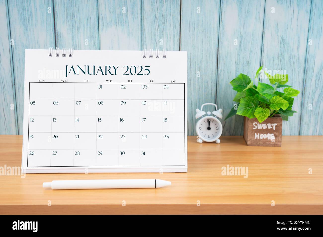 January 2025 table calendar hi-res stock photography and images - Alamy