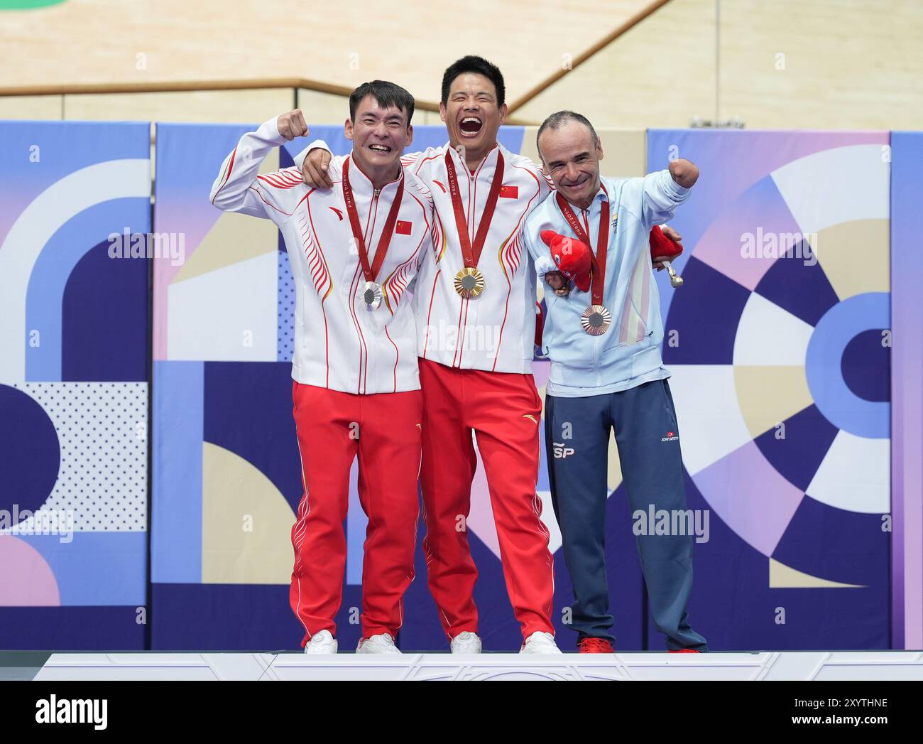 Beijing, France. 29th Aug, 2024. Gold medalist Li Zhangyu (C) of China ...