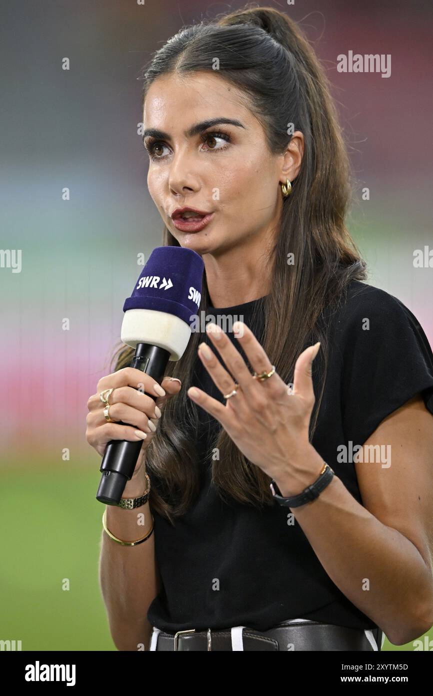 TV presenter Lea Wagner in an interview, microphone, logo, SWR, gesture ...