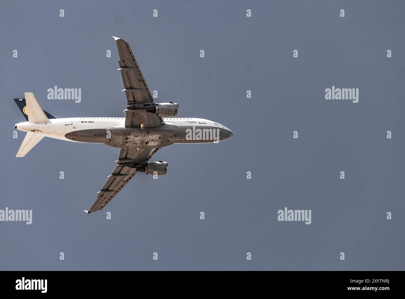 Airplane, Aircraft bottom, flying, take-off, landing Stock Photo - Alamy