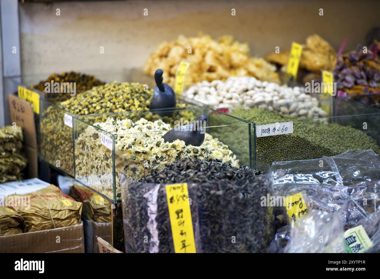 Selling chinese medicinal herbs hi-res stock photography and images - Alamy