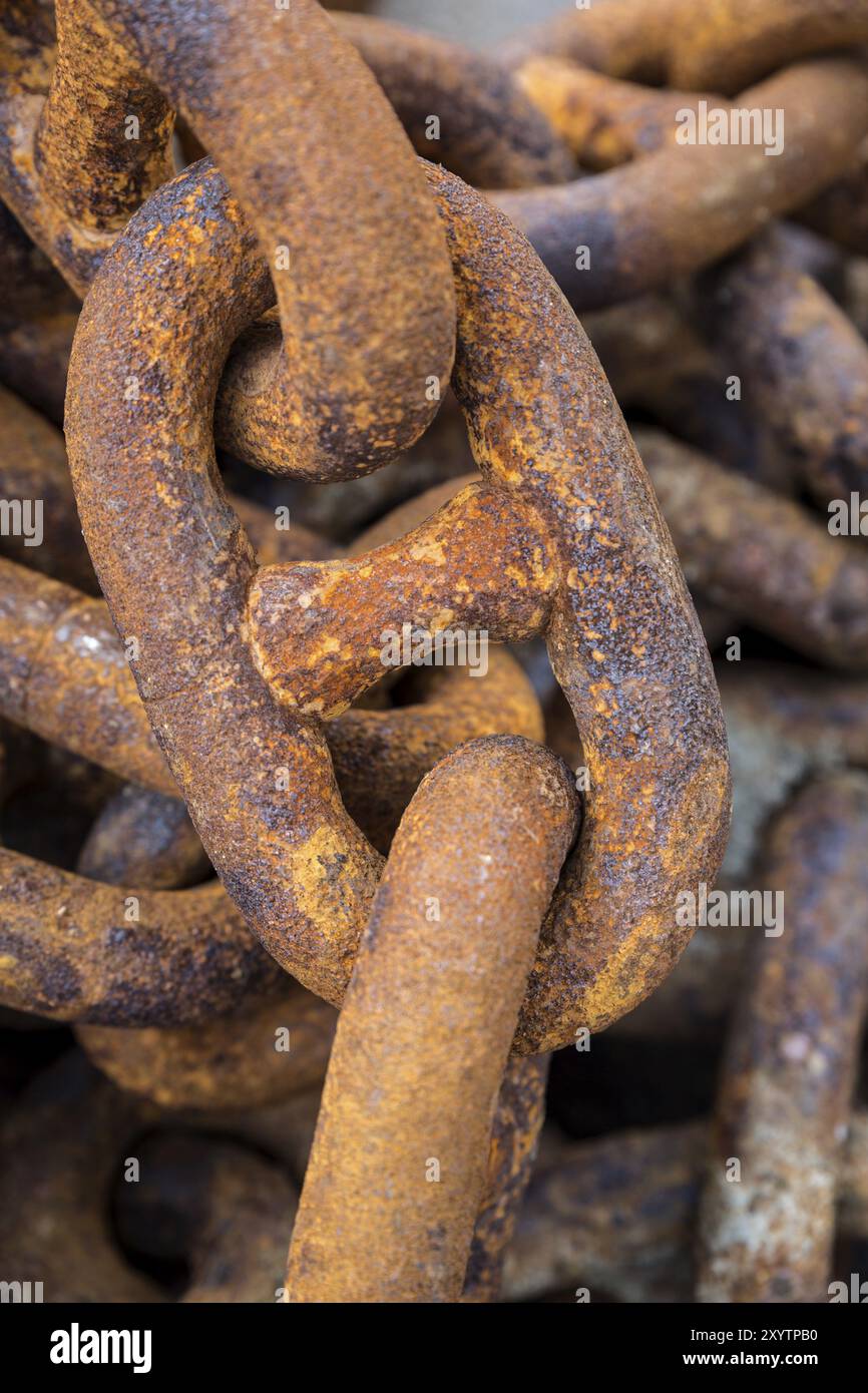 Rusty iron chains in detail Stock Photo - Alamy
