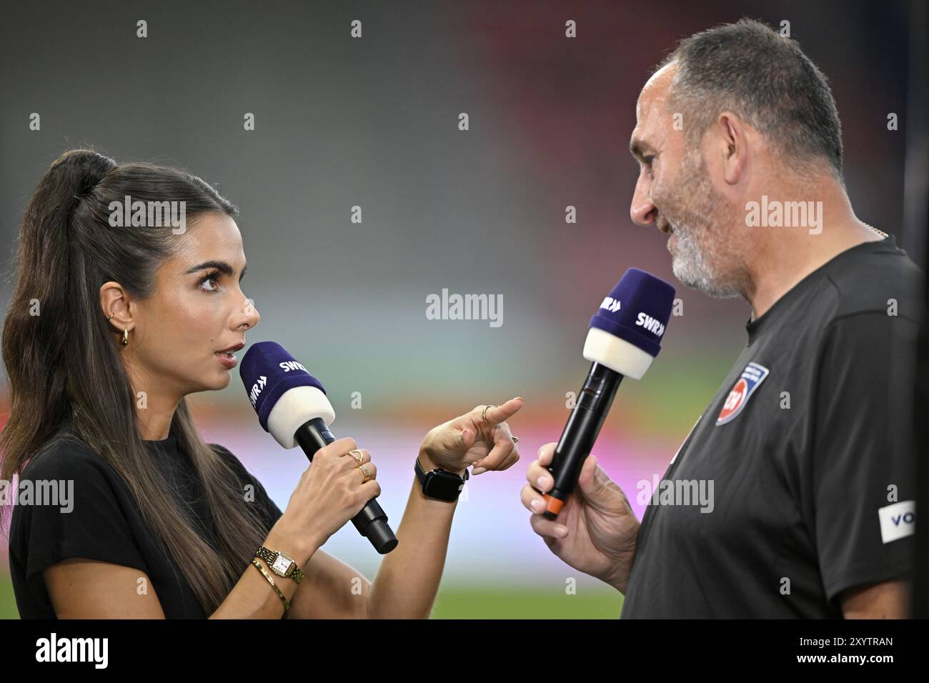 TV presenter Lea Wagner in an interview, microphone, logo, SWR, gesture ...