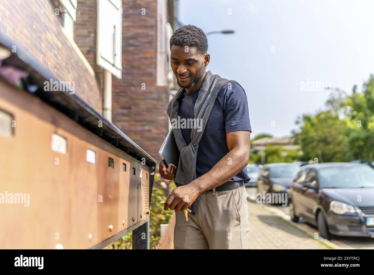 Guy checking mailbox hi-res stock photography and images - Alamy