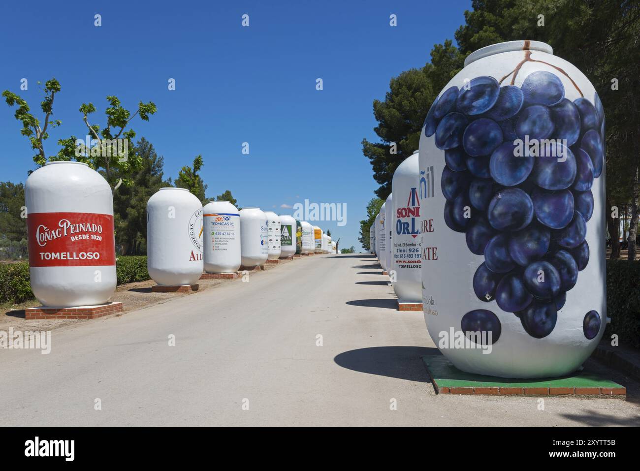 Grosse Behaelter mit Traubenmalerei und anderen Designs entlang einer ...