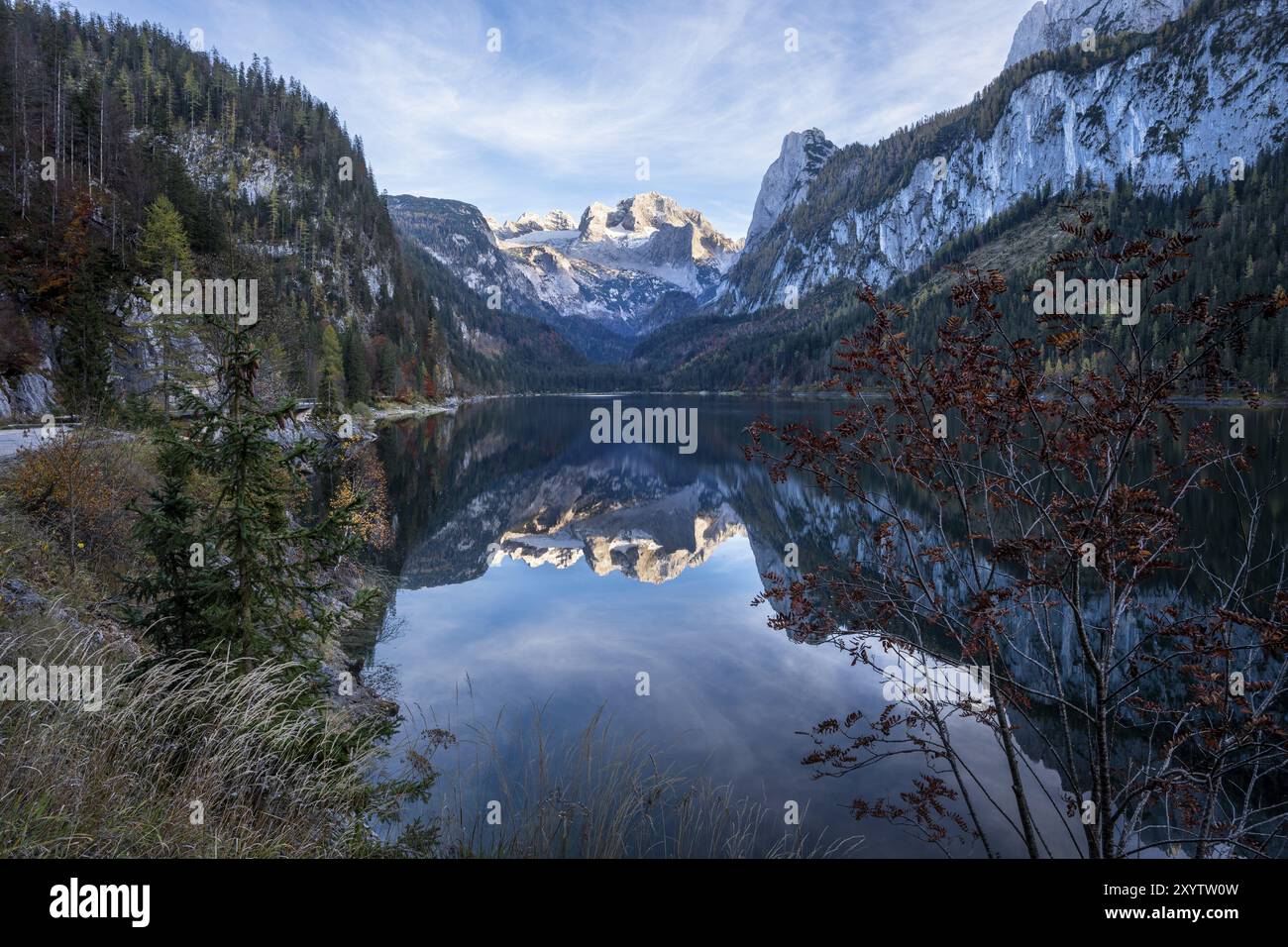 The Vordere Gosausee lake in autumn with a view of the Dachstein ...