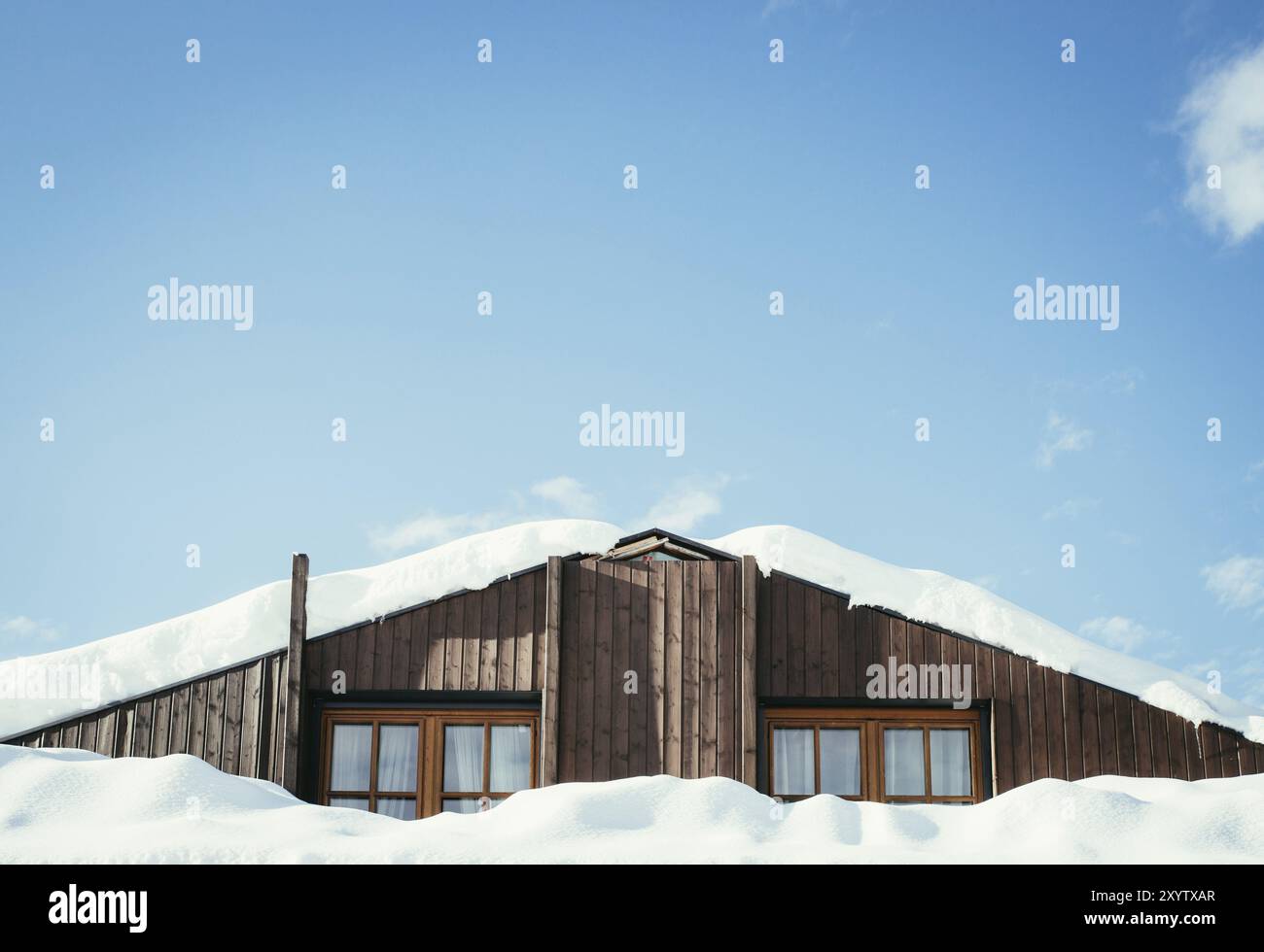 Snow drift roof house hi-res stock photography and images - Alamy