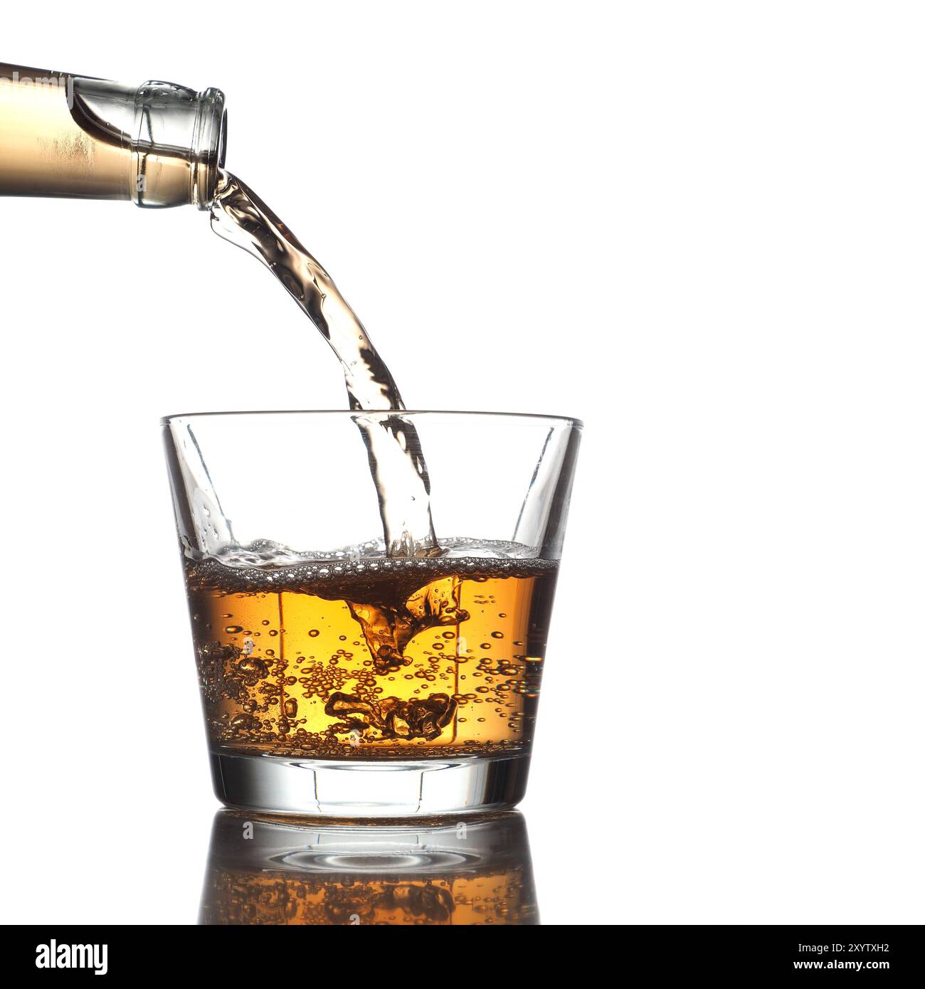 Pouring apple juice hi-res stock photography and images - Alamy