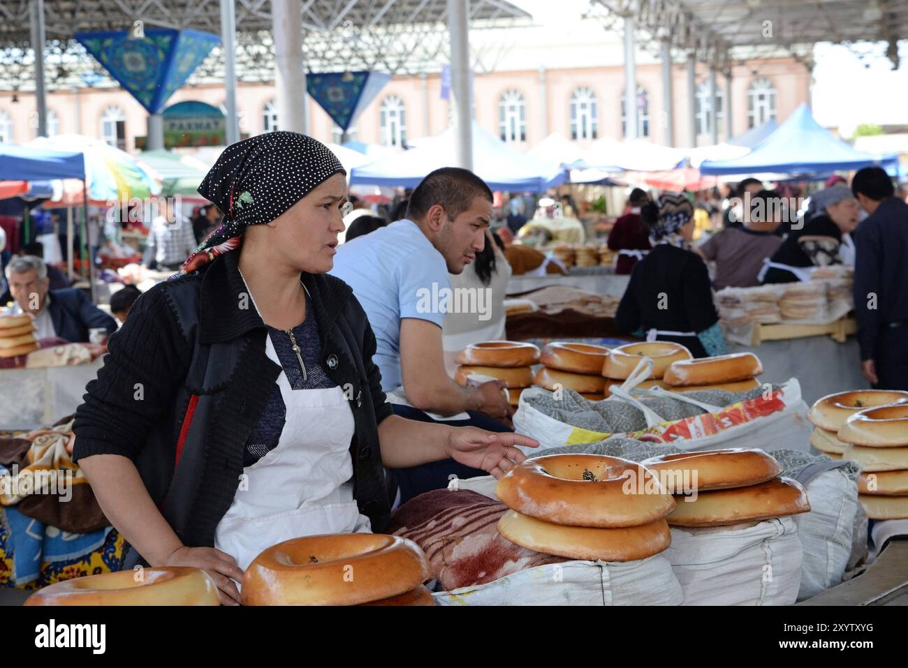 Traders selling traditional bread in the bazaar in Samarkand ...