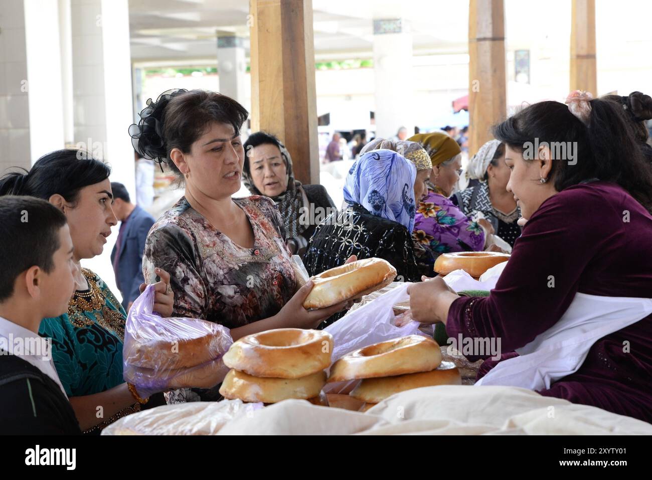 Lady selling traditional bread in the bazaar in Samarkand, Uzbekistan ...