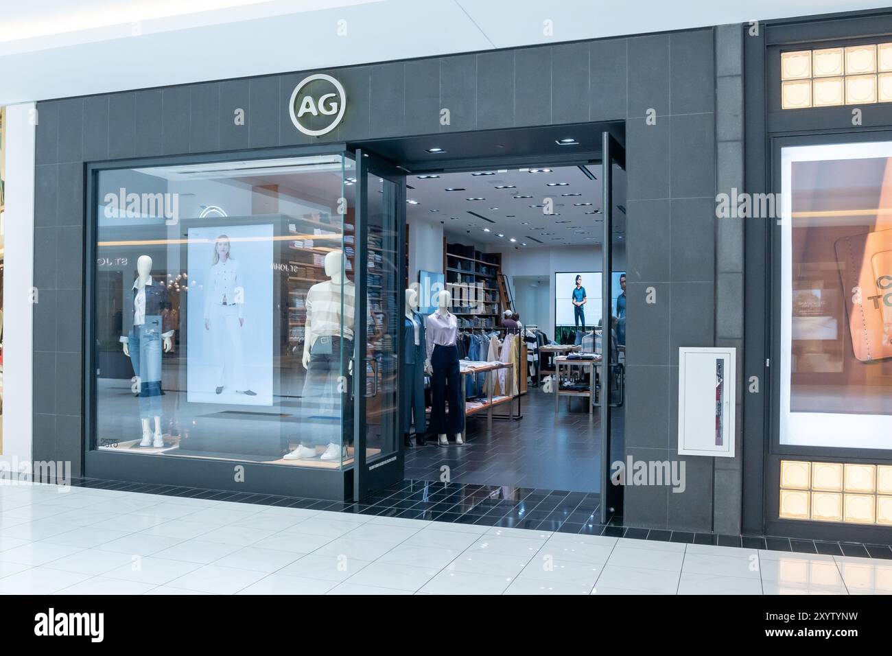 Galleria mall sign hi-res stock photography and images - Alamy