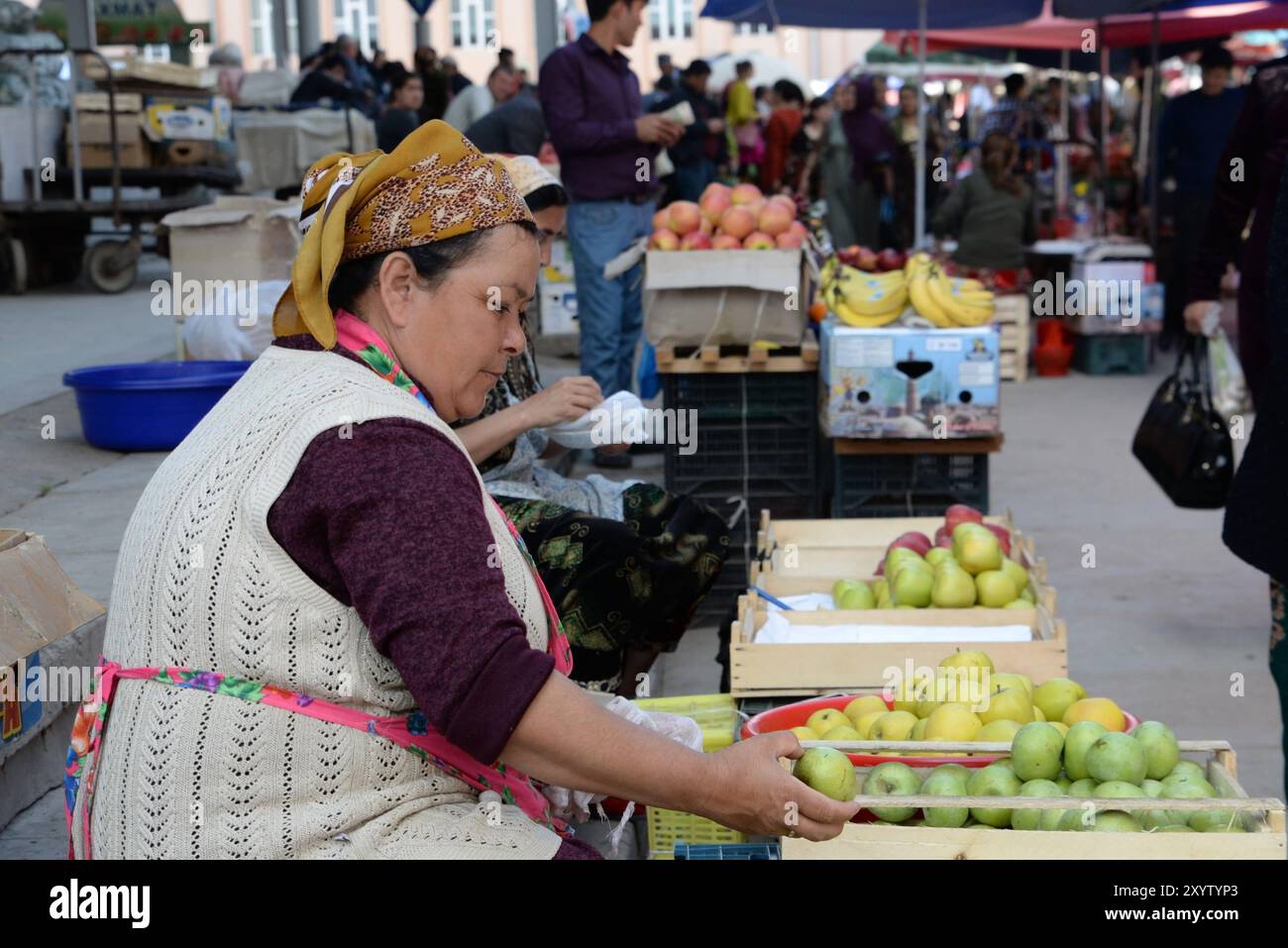 Lady selling apples in the bazaar at Samarkand, Uzbekistan Stock Photo ...