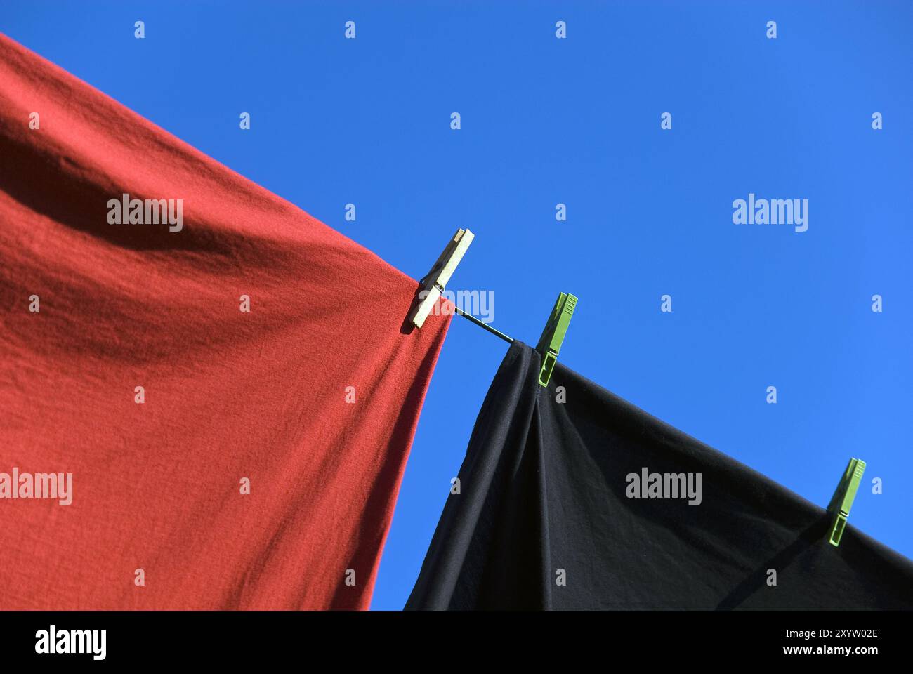 T shirt dry on clothesline hi-res stock photography and images - Alamy
