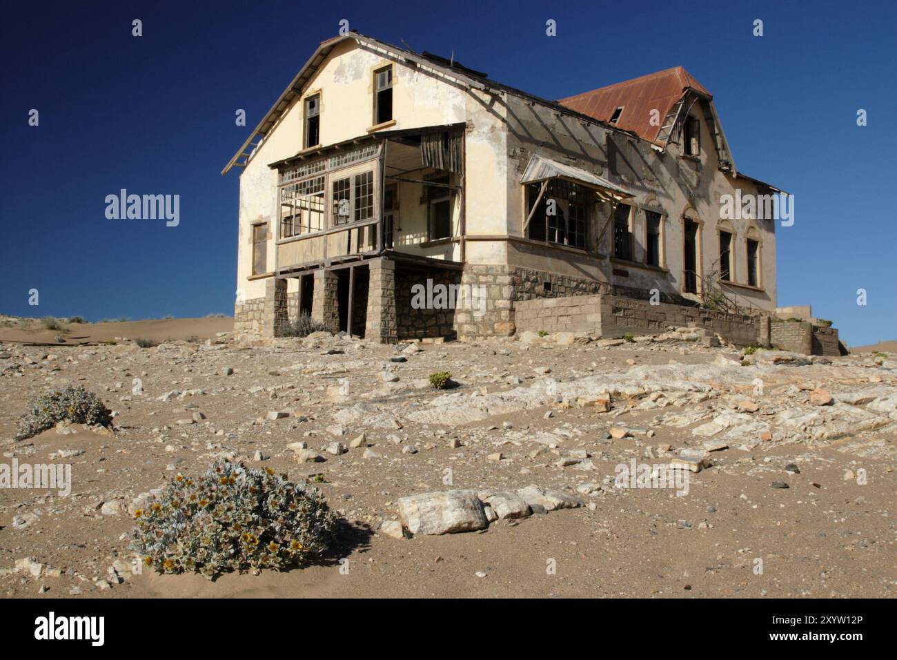 Ruins in the abandoned diamond mining town of Kolmanskop in Namibia ...