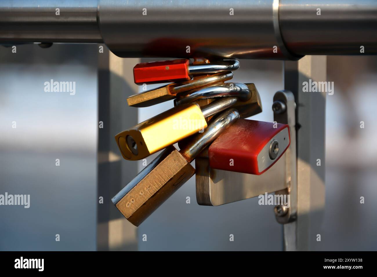 Padlocks fixed to railings hi-res stock photography and images - Alamy