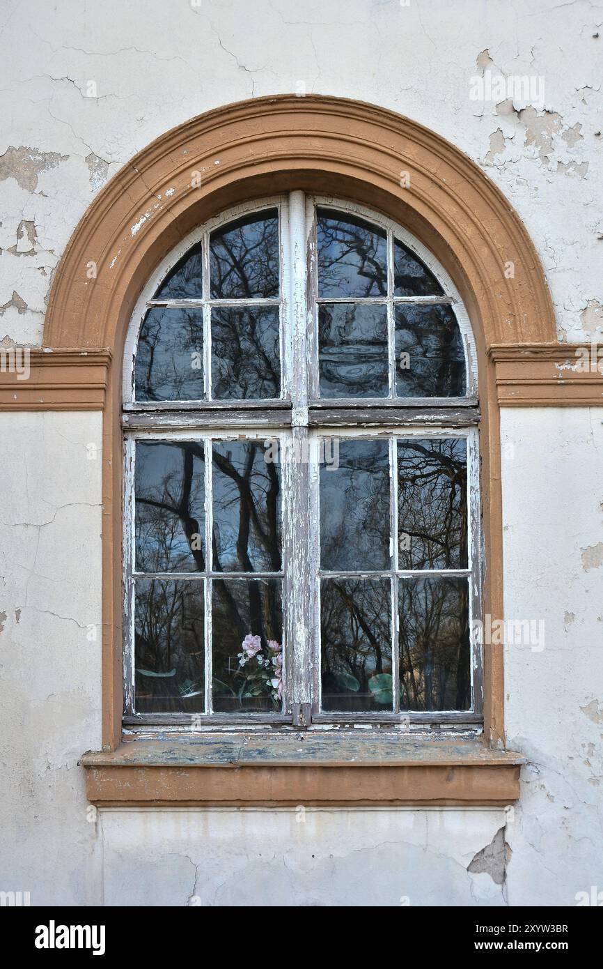 Arched window frames hi-res stock photography and images - Alamy