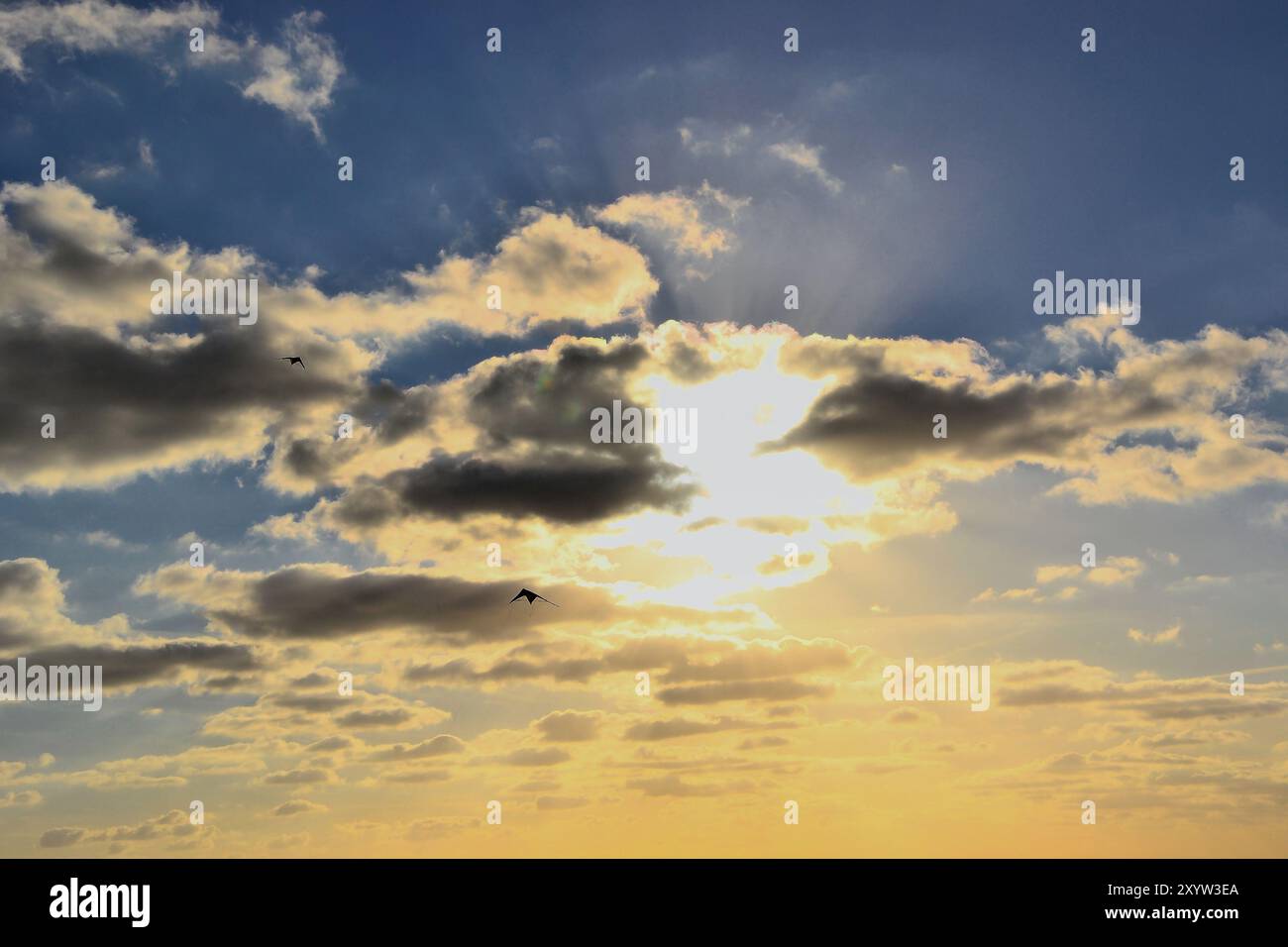 Sun, clouds and stunt kites Stock Photo - Alamy