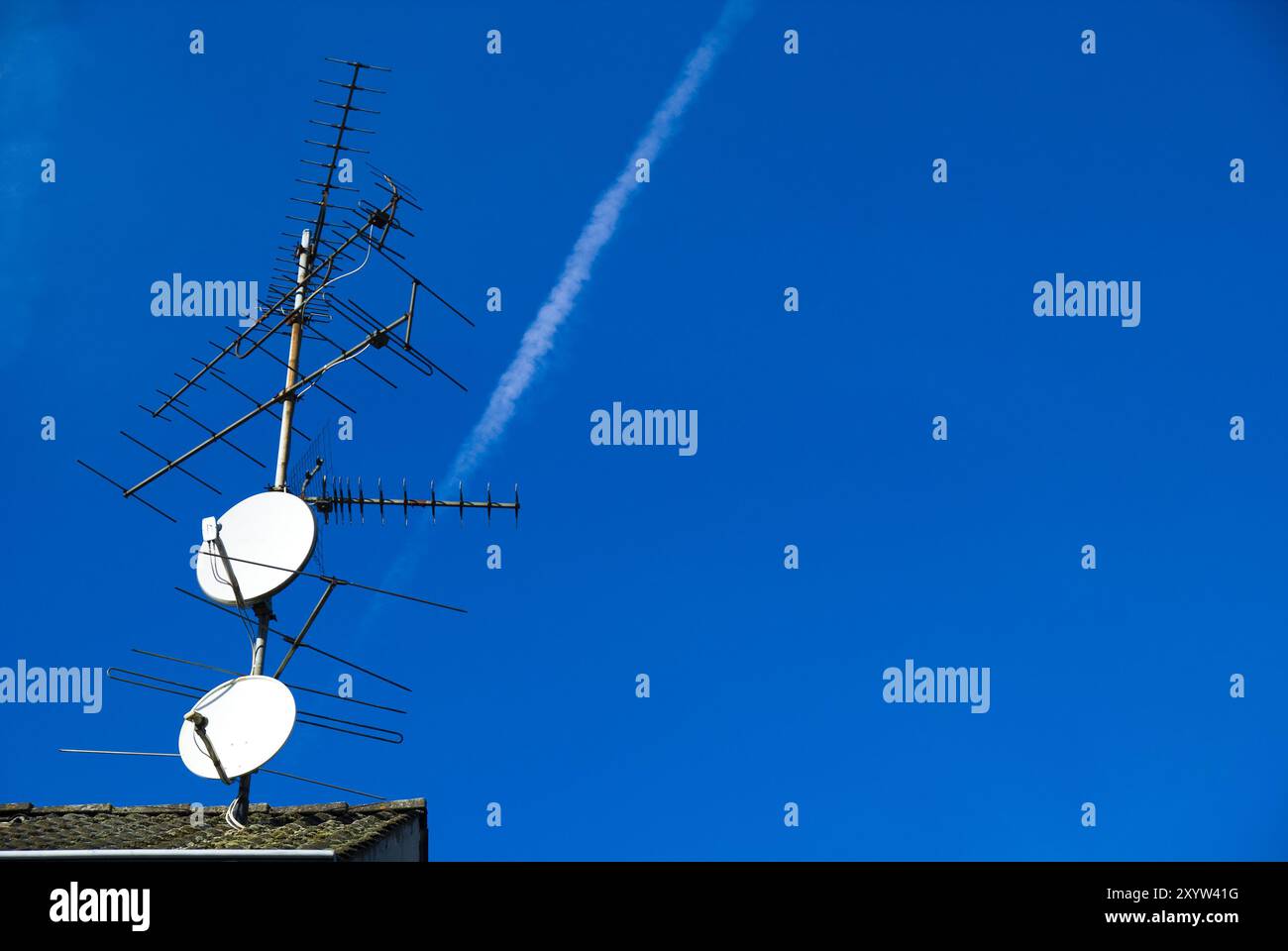 Different antennas hi-res stock photography and images - Alamy