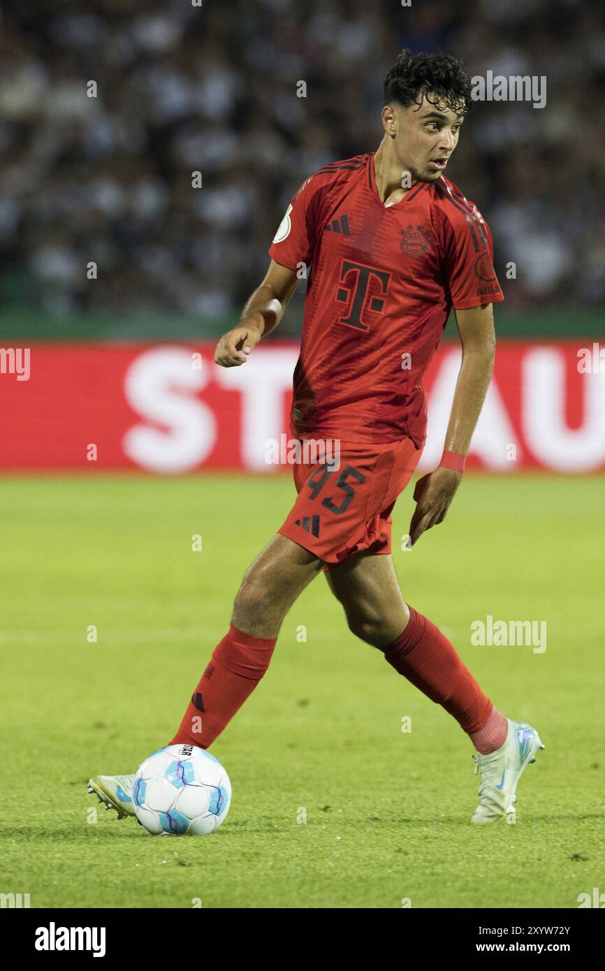 Aleksandar PAVLOVIC FC Bayern Munich on the ball and looking towards ...