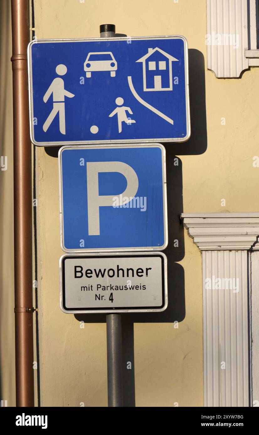 Signage at the entrance to a residential area Stock Photo - Alamy