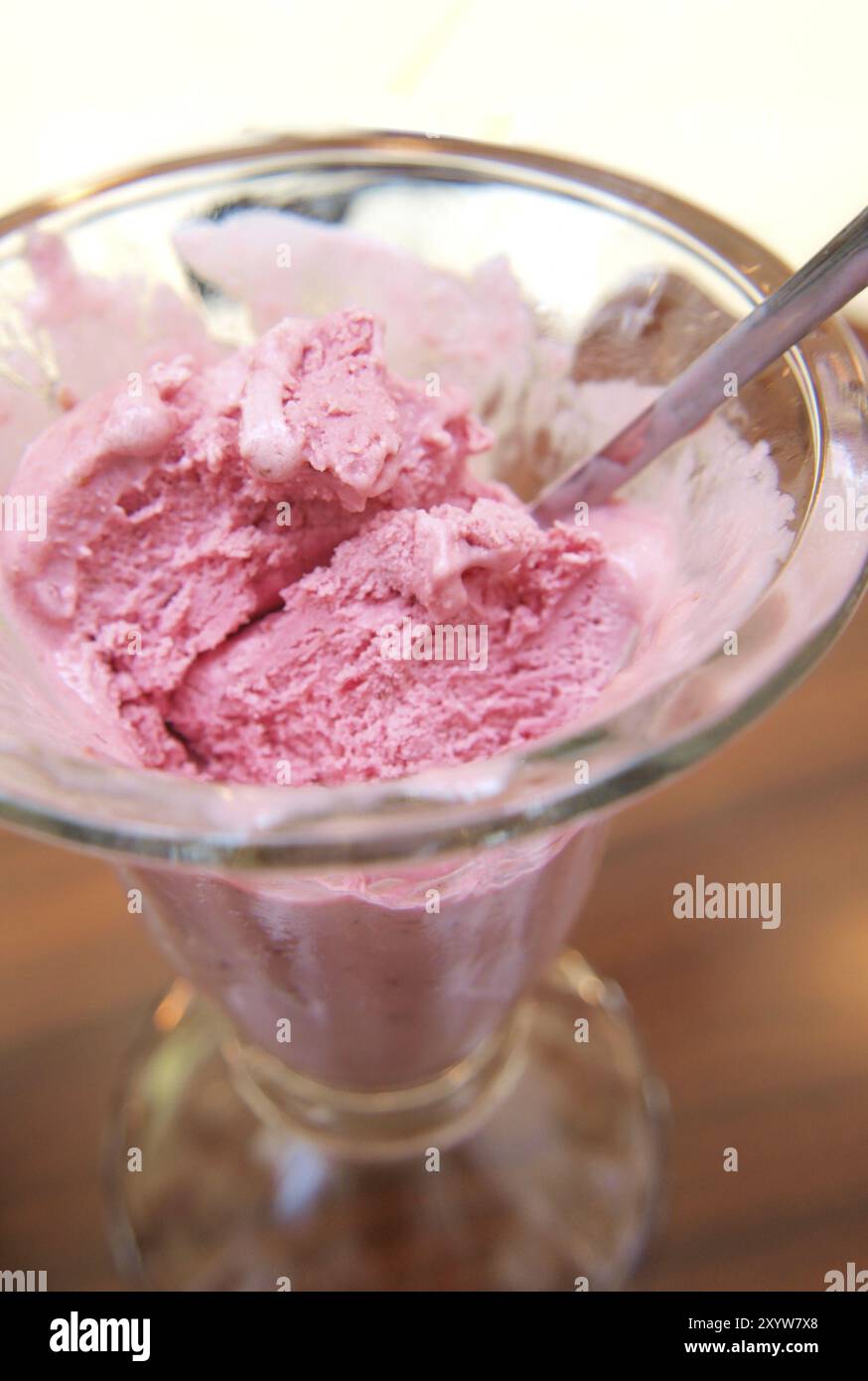 Empty pink glass ice hi-res stock photography and images - Alamy