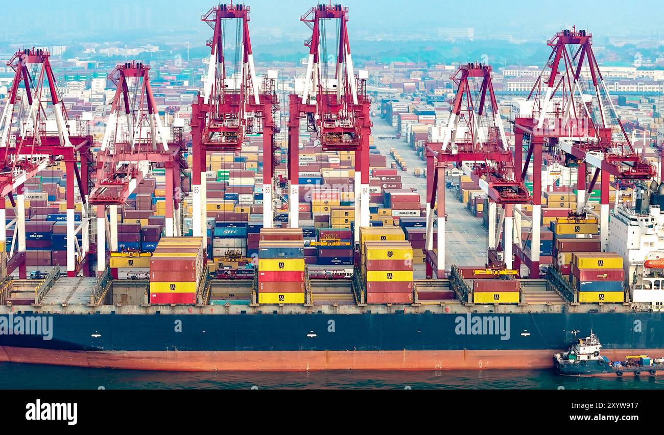 QINGDAO, CHINA - AUGUST 31, 2024 - Southwest non-route freighters load ...