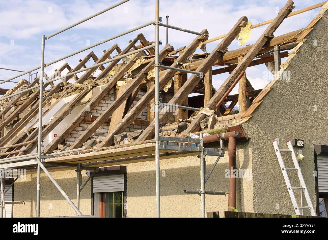 Demolish roof truss, roof truss demolish 06 Stock Photo - Alamy