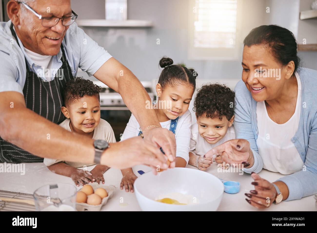Teaching kids to bake hi-res stock photography and images - Alamy
