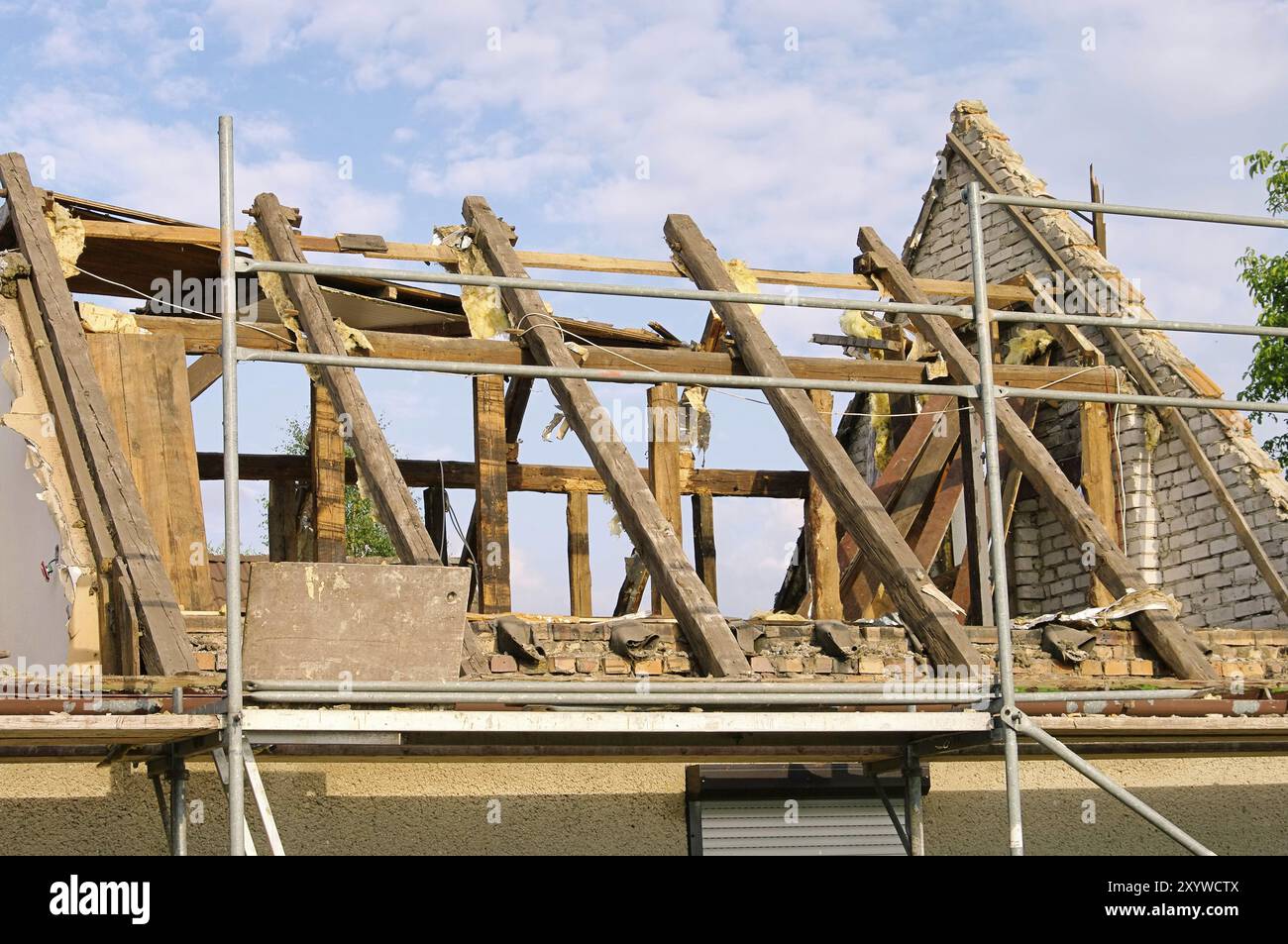Demolish roof truss, roof truss demolish 07 Stock Photo - Alamy