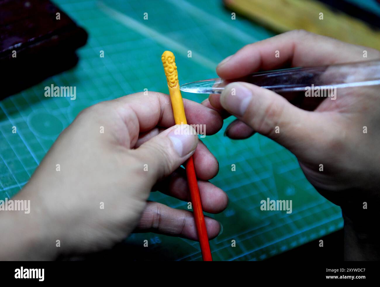 (240831) -- ZHENGZHOU, Aug. 31, 2024 (Xinhua) -- Song Zhanke makes a dough miniature of ...