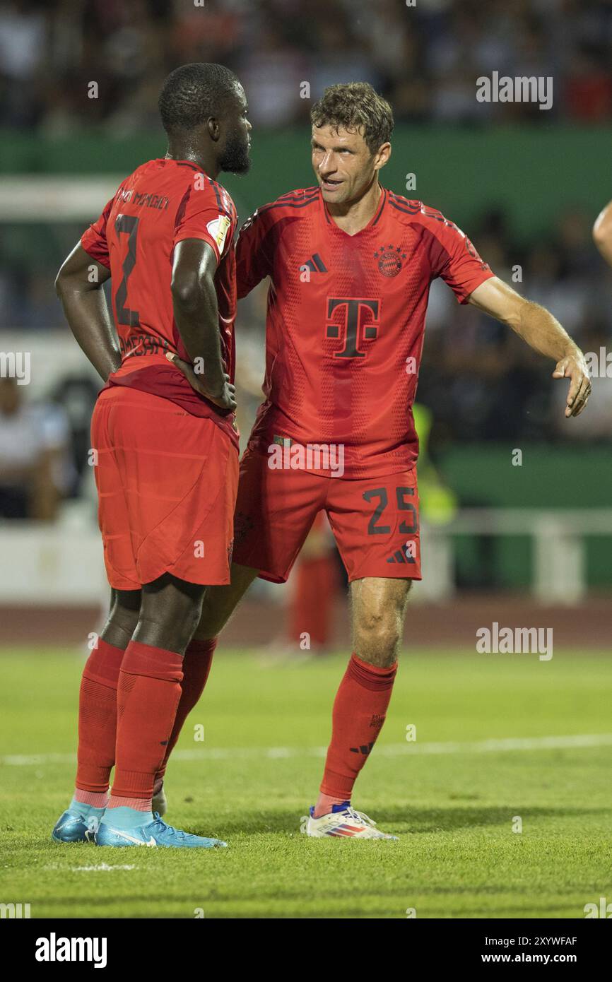 Football match, Thomas MUeLLER FC Bayern Munich right gives ...