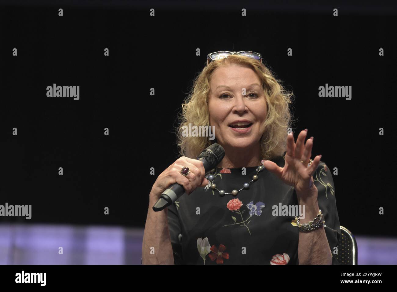 Leslie easterbrook hi-res stock photography and images - Alamy