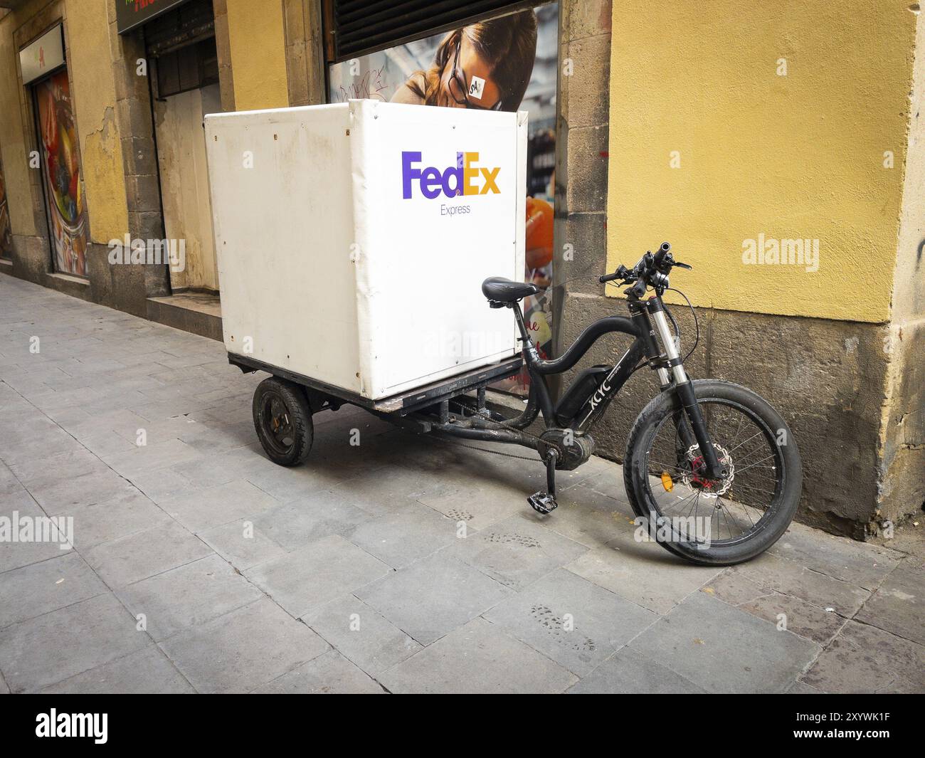 Fedex cargo bike hi-res stock photography and images - Alamy