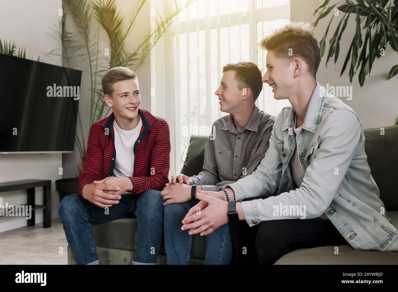 Friends sharing photos one hi-res stock photography and images - Alamy