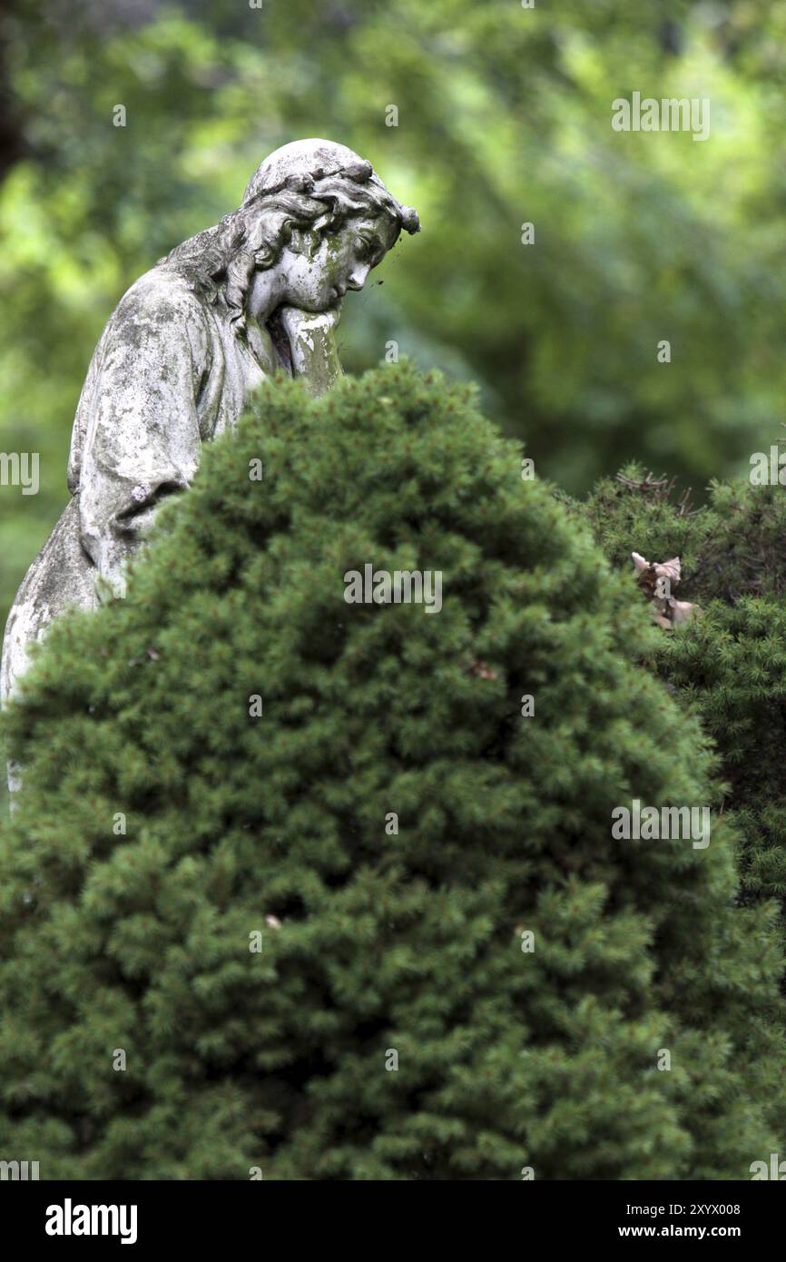 Statue of a grieving woman Stock Photo - Alamy