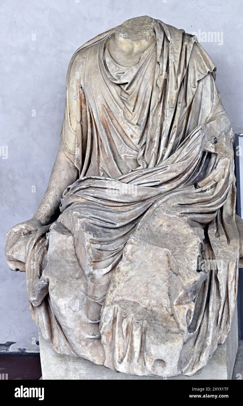 Seated headless statue hi-res stock photography and images - Alamy