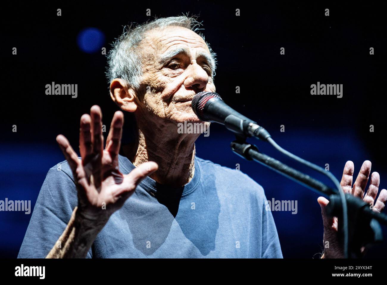 Italian singer Music Concert - Roberto Vecchioni - Tra il silenzio e il ...