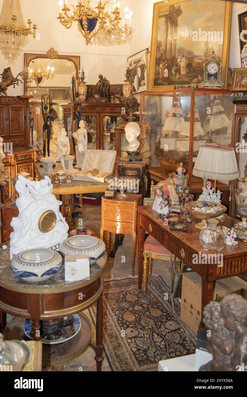 Antique shops in france hi-res stock photography and images - Alamy