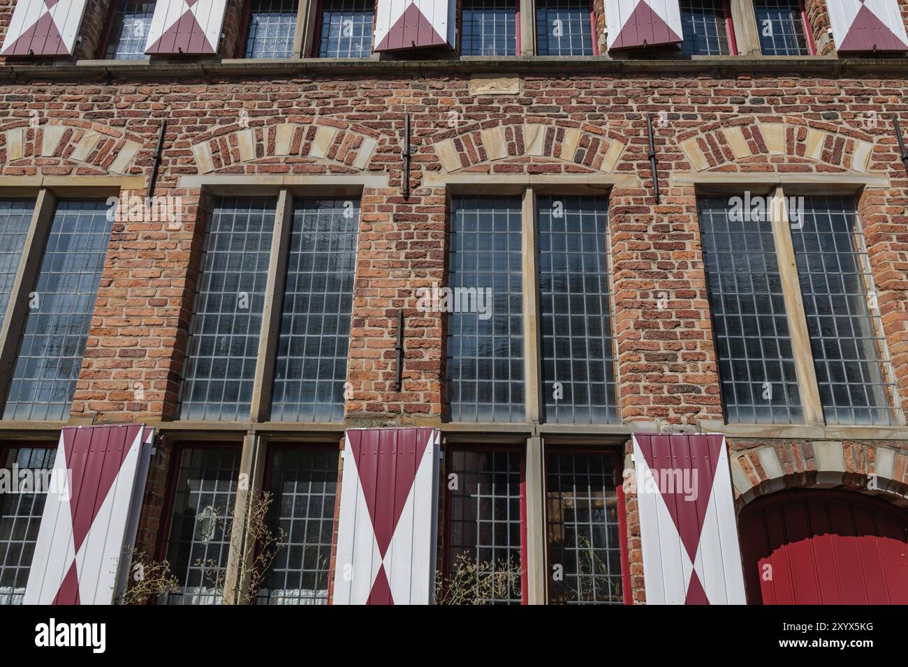 Large mullioned windows hi-res stock photography and images - Alamy